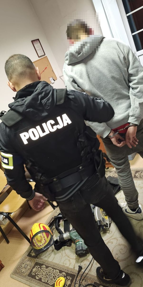 13 zarzutów kradzieży z włamaniem do samochodów usłyszał 27-latek zatrzymany przez kryminalnych ...